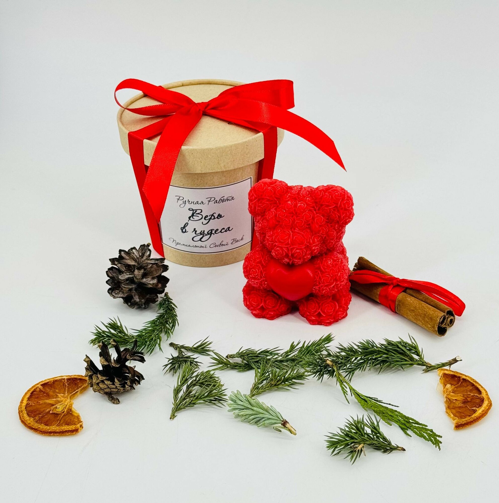 Свеча ручной работы мишка из роз с сердцем в подарочной упаковке. Свечка авторская работа