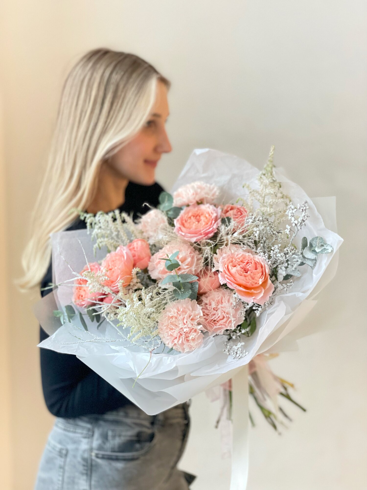 Букет пионовидных роз зимний с искусственным снегом и аспарагусом