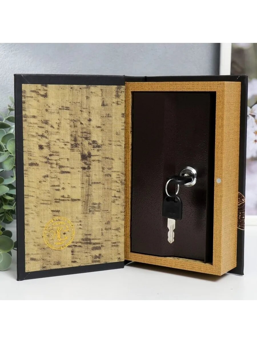 Стильный деревянный сейф-книга с золотыми лепестками