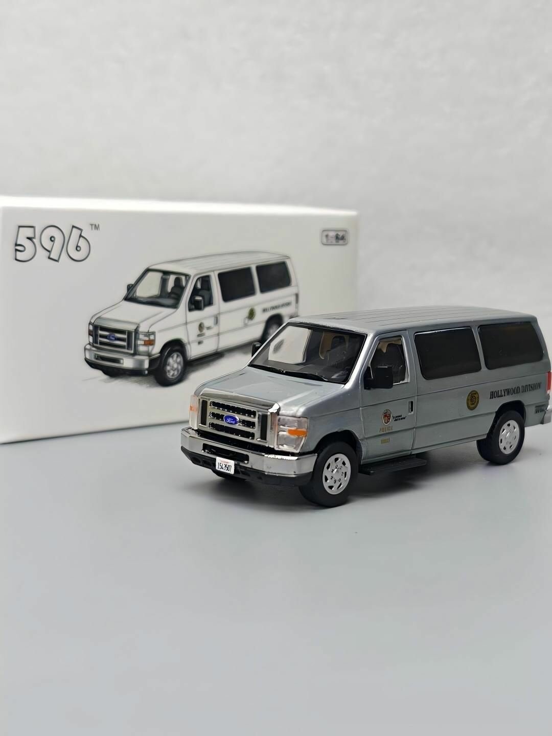 Машинка 596 1/64 Ford E-Series Vans LAPD Varnish Die-cast Alloy Car Model Collection Toy Gift