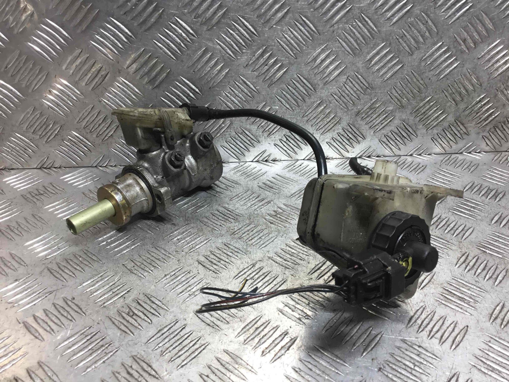 Б/У Цилиндр тормозной главный Ford Focus 1 поколение [рестайлинг] (2001-2005) 2003 г.