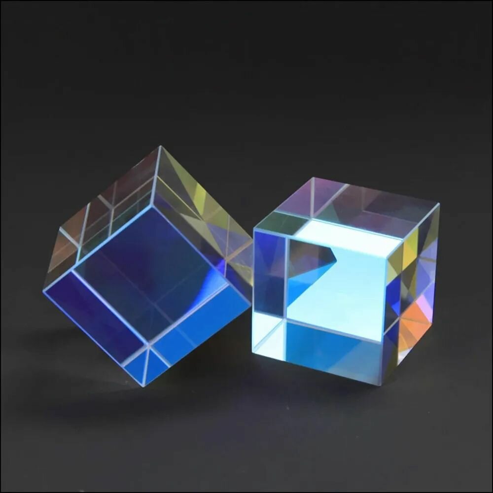 Волшебный камень в виде куба из световой призмы, отражающий красочное сияние