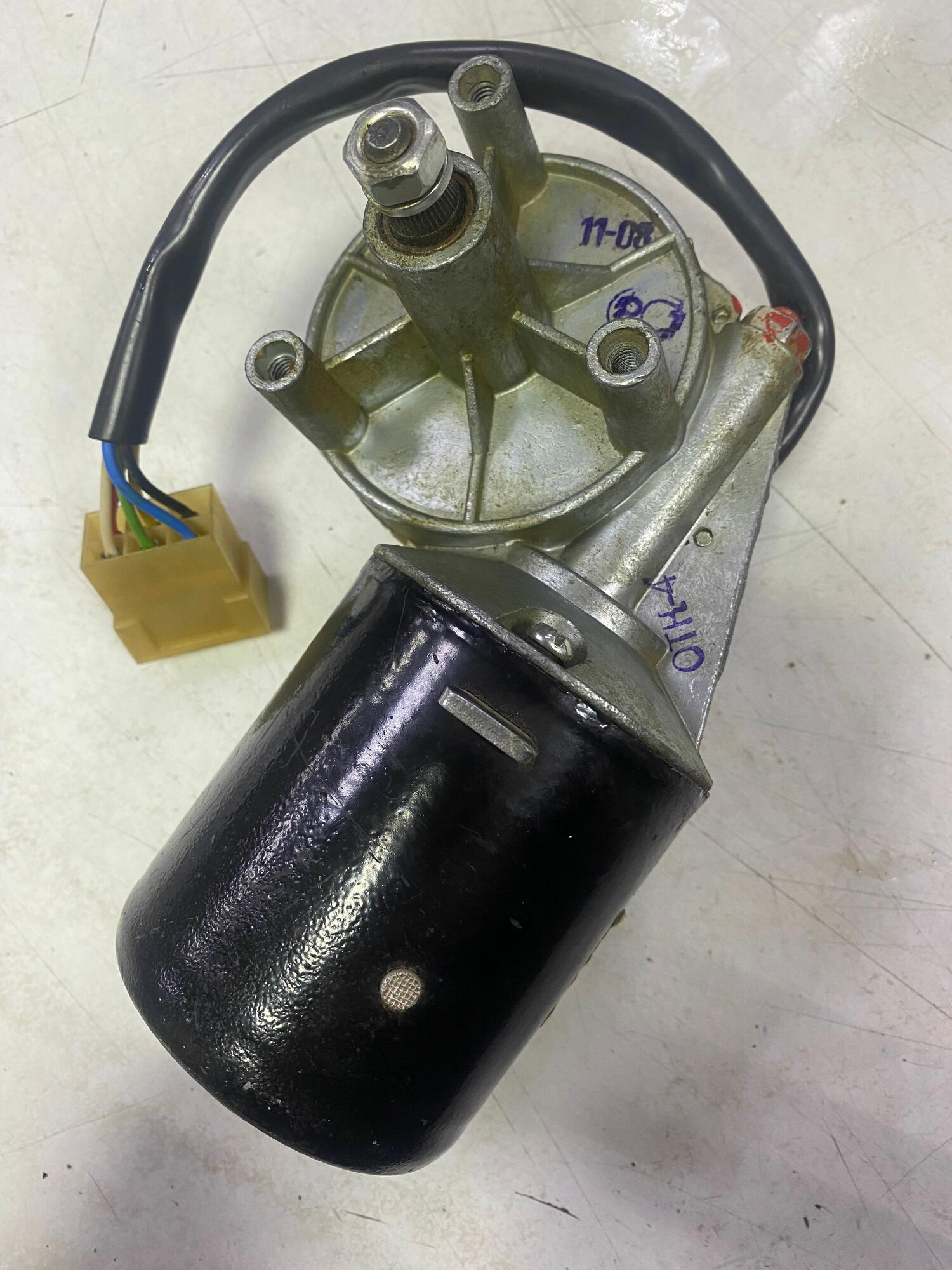 Мотор стеклоочистителя : для ГАЗ 3307, ЗиЛ 5301 "Бычок", ЗиЛ 4331 801414