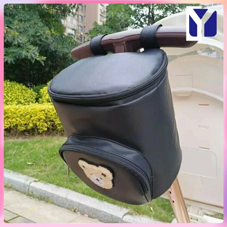 Вместительная подвесная сумка для хранения аксессуаров коляски, включая держатель для бутылочки и телефона, а также отделение для подгузников, представлена в практичном черном цвете и является бестселлером среди дорожных организаторов для мам