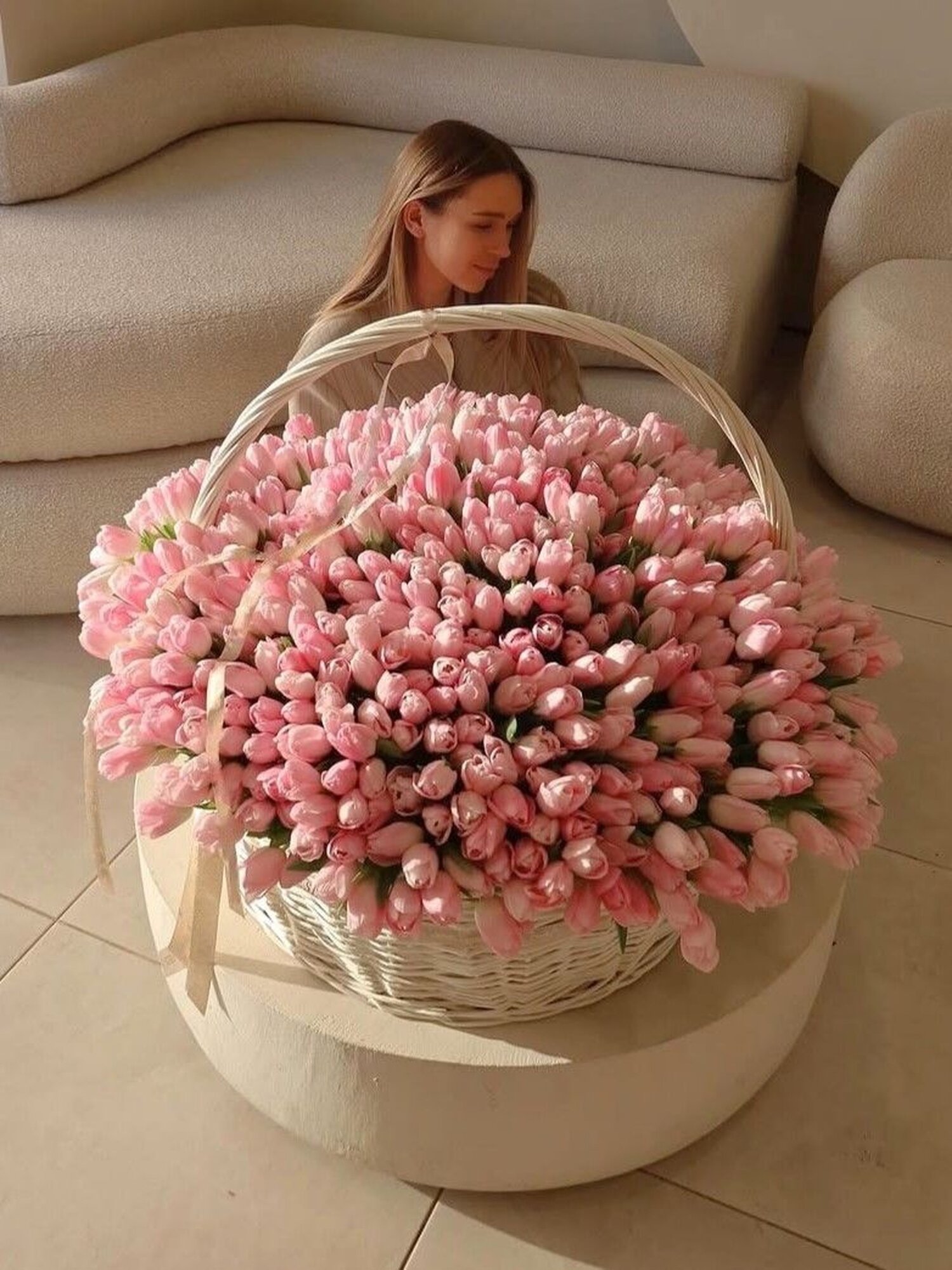 Корзина с розовыми Тюльпанами, 501 шт, 45 см х 80 см, плетеная корзина