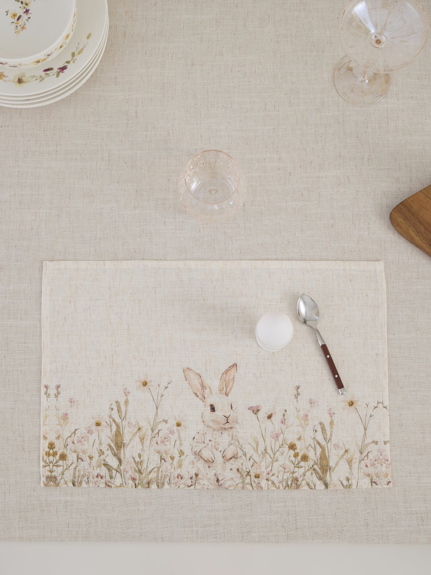 Салфетка под приборы, 30х45 см, полиэстер/лен, бежевая, Кролик в цветах, Bunny in flowers, Kuchenland