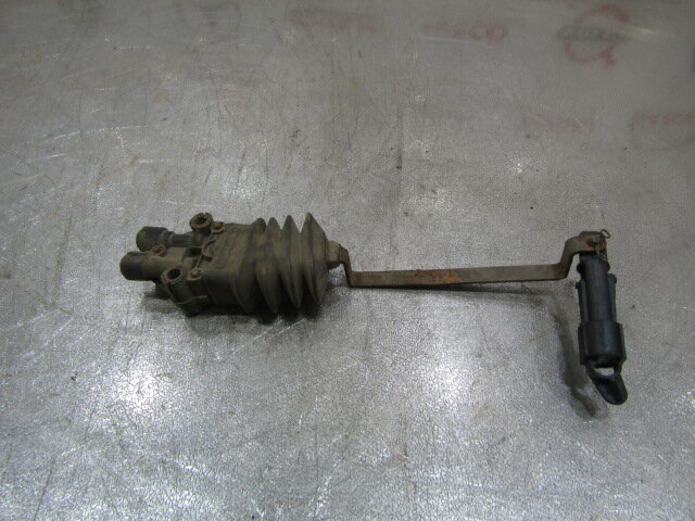 Кран уровня пола кабины спереди слева Renault Premium