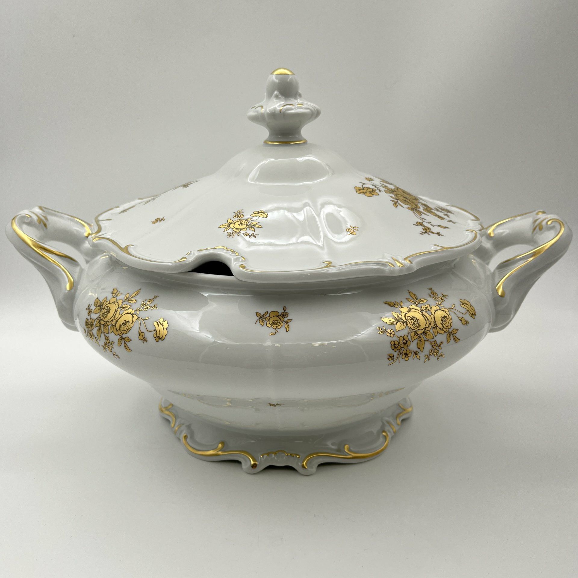 Супница, украшенная цветочным декором, серия "Katharina", фарфор, золочение