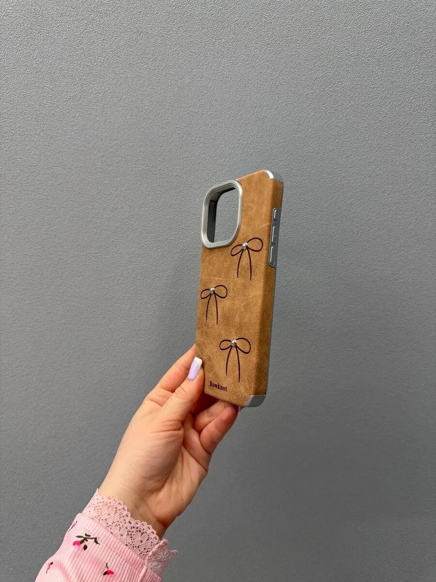 Чехол на Iphone 15 Pro Max , цвет коричневый , с элементами бантиков . — фото 1