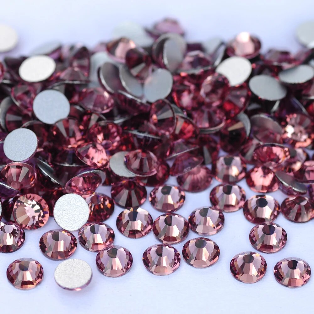 Светлые аметистовые стразы для декорирования