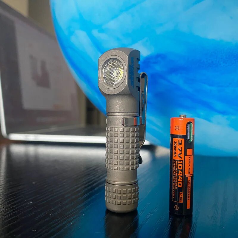 MANKER E02 III 560 люмен карманный 4000K High CRI R9080, Titanium Stonewashed, Battery and Headband