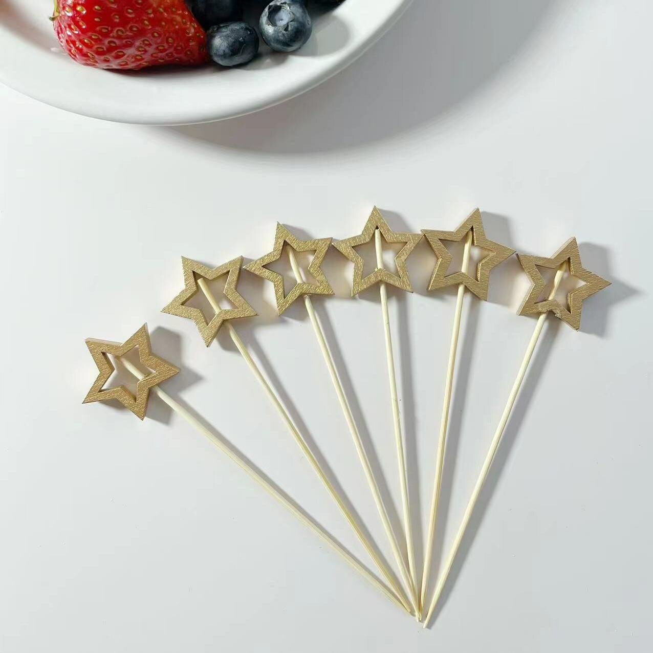 Одноразовые фруктовые палочки, креативные бамбуковые палочки, декор для коктейлей, палочки для сэндвичей, десертные вилки, палочки для бургеров, фиксированные зубочистки