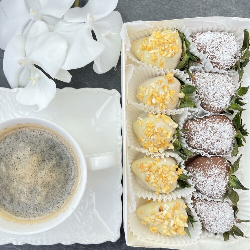 «Тропический поцелуй» 10 ягод клубники в бельгийском шоколаде от Мадам Клубники