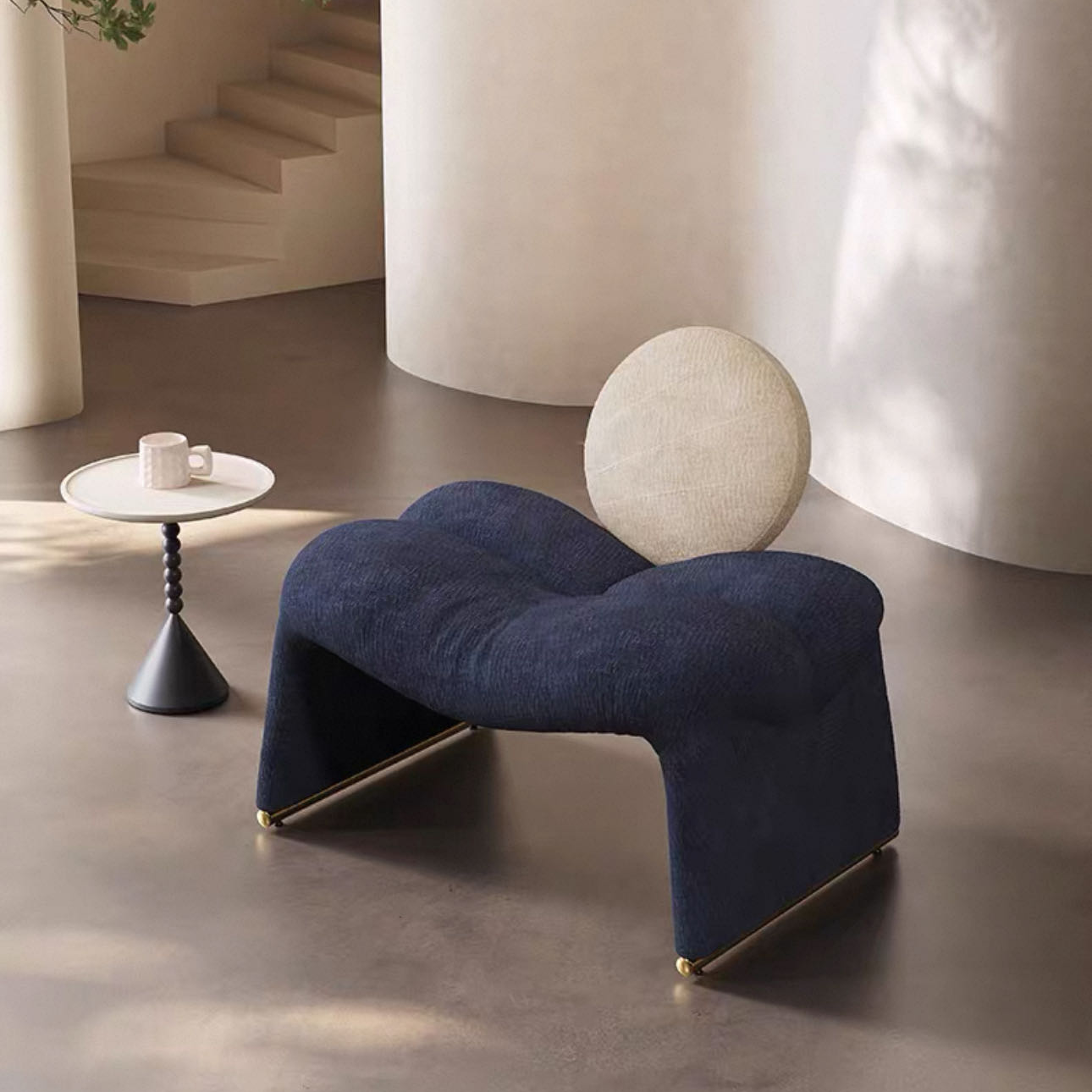 Интерьерное кресло с фигурной спинкой без подлокотников Inez