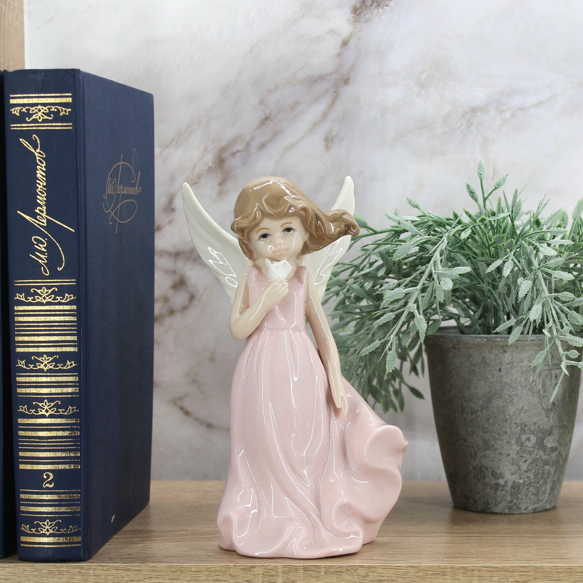 Статуэтка фарфоровая Ангел