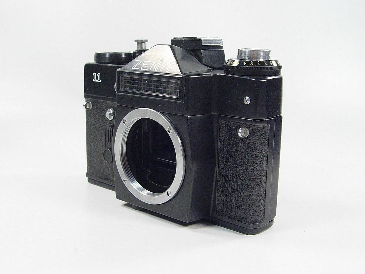 Фотоаппарат старинный Зенит-11. Черный корпус. СССР, 1984 г. Металл и пластик. Лот 11