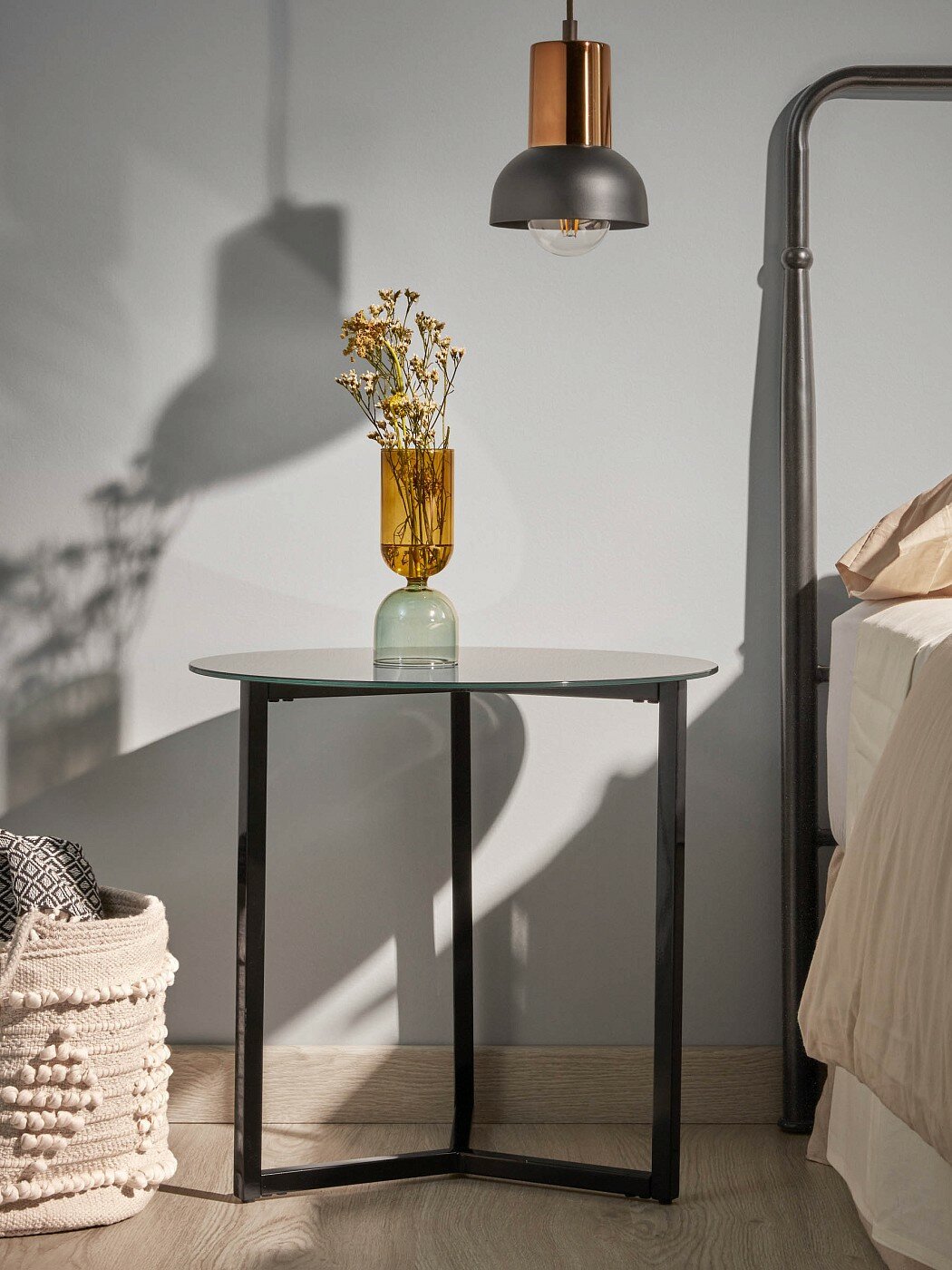 Столик La Forma Marae, приставной, круглый, металл, стекло, черный, современный стиль