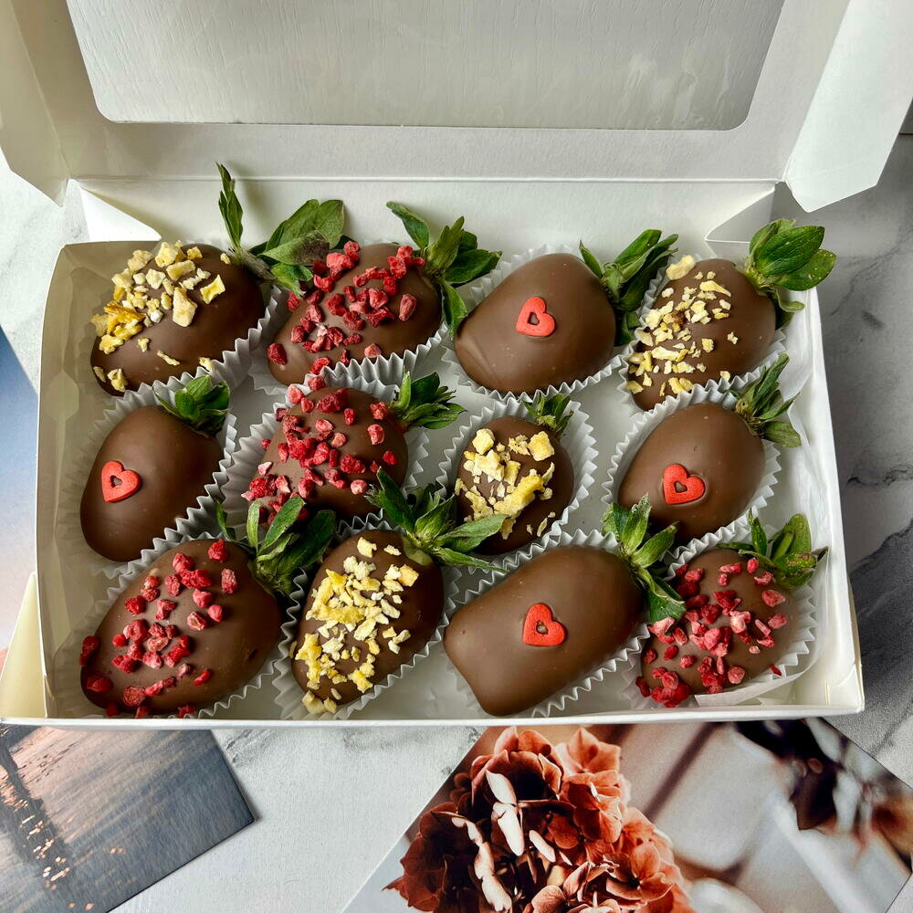 Клубника в шоколаде, набор клубники в шоколаде в коробке "Фортуна", 12 ягод