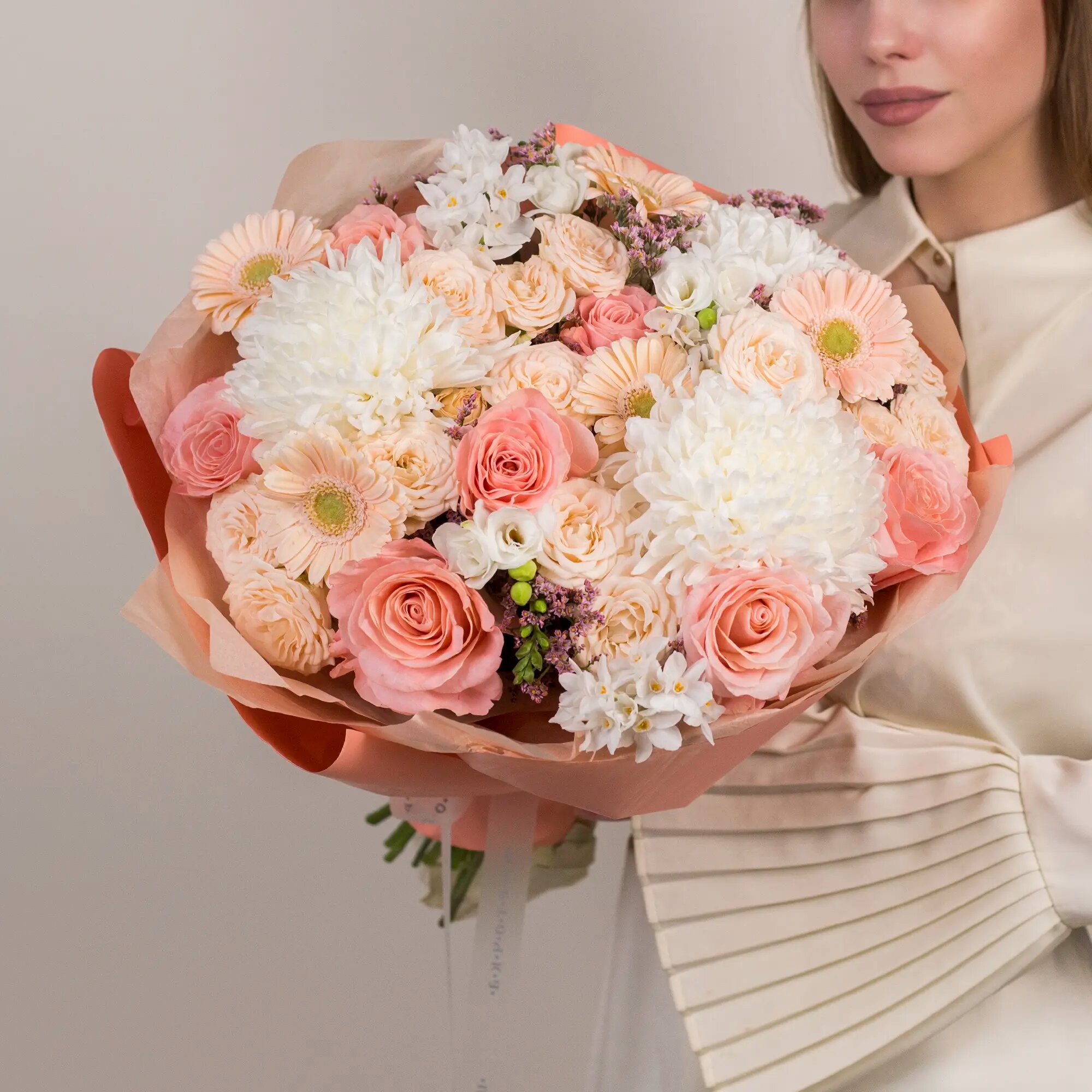 Букет из мини-гербер, роз и хризантем №2327