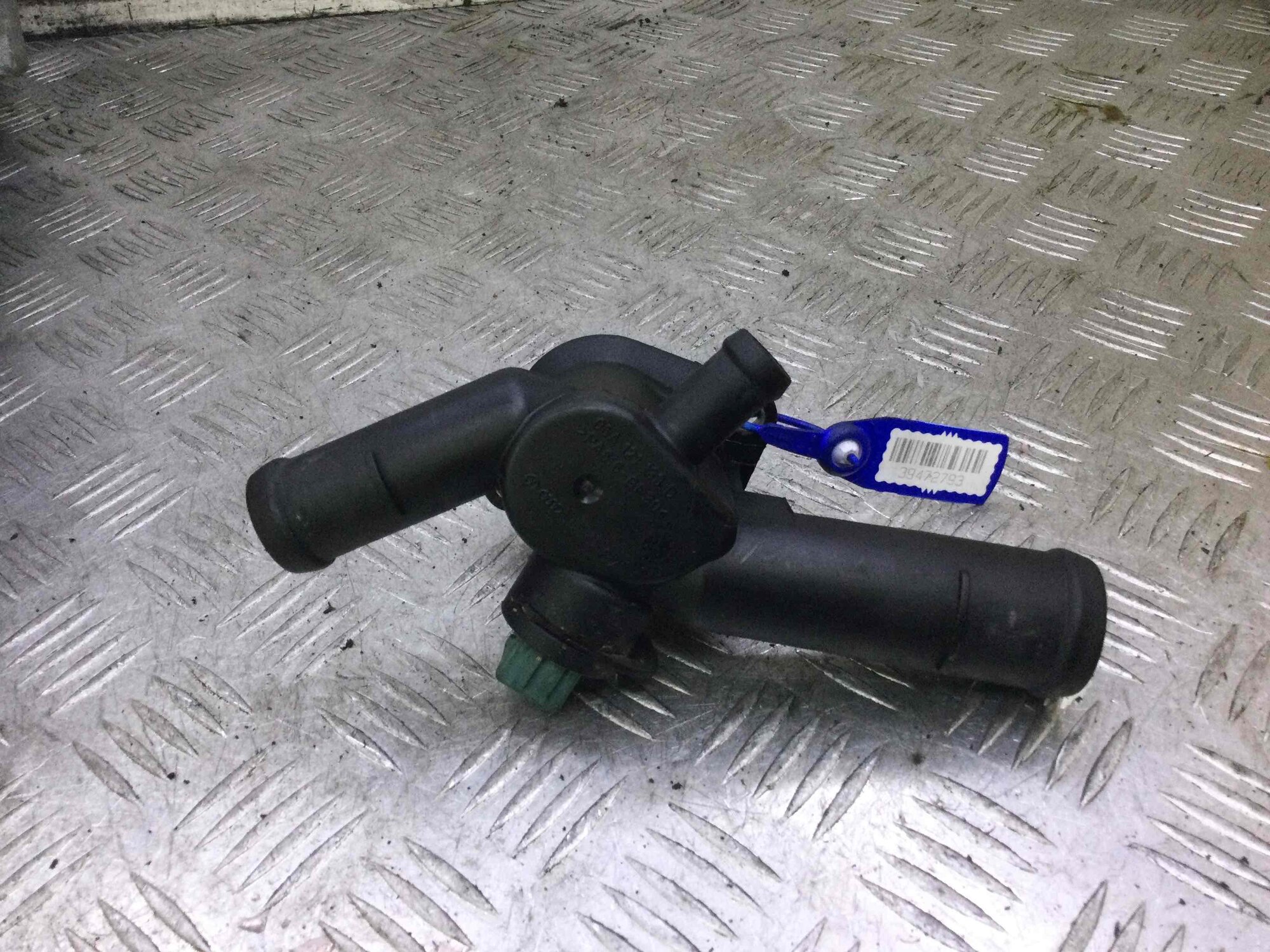 Б/У Фланец (тройник) системы охлаждения Volkswagen Golf 4 поколение (1997-2004) 1998 г.