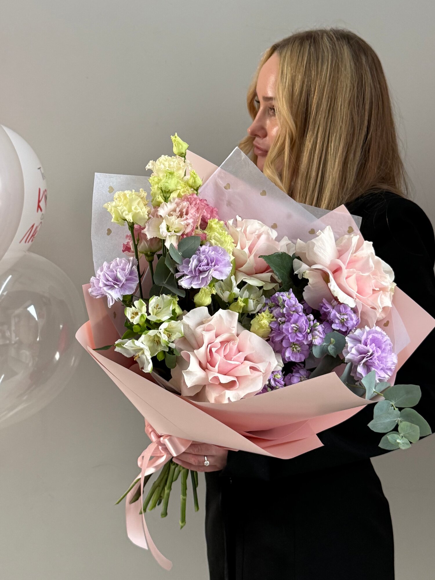 Букет с французскими розами, маттиола, живые цветы, высота 50см