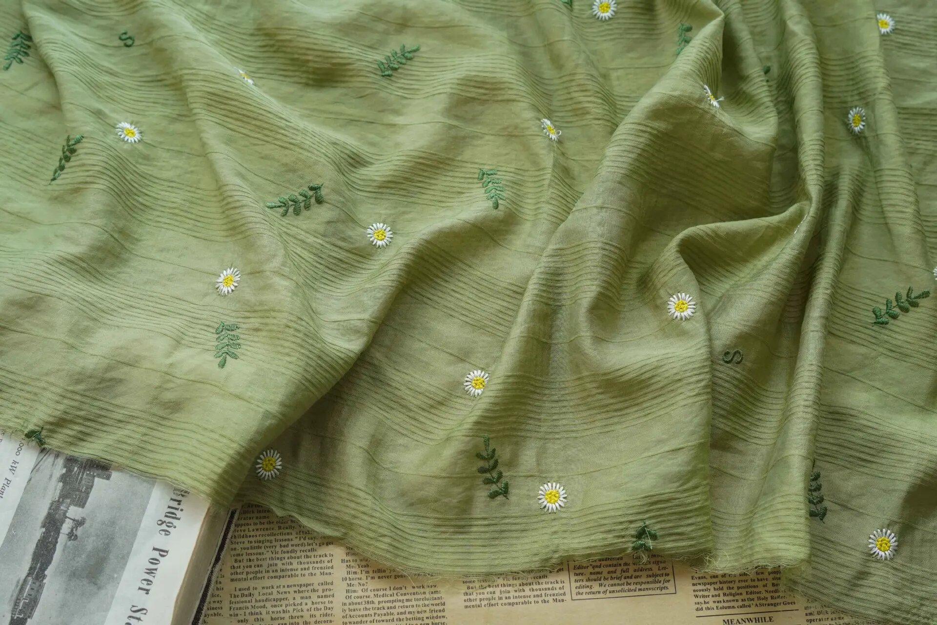 Мягкая хлопковая ткань с вышивкой "Маргаритка" lisveick green