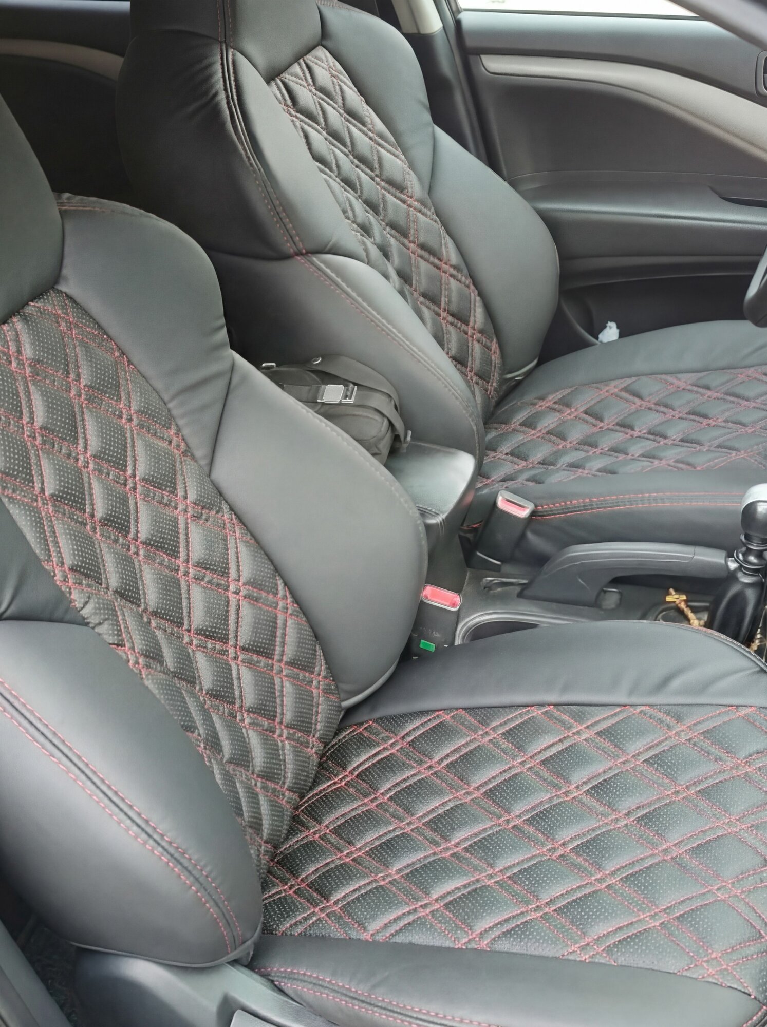 Универсальные чехлы из экокожи с ромбом на автомобильные сиденья