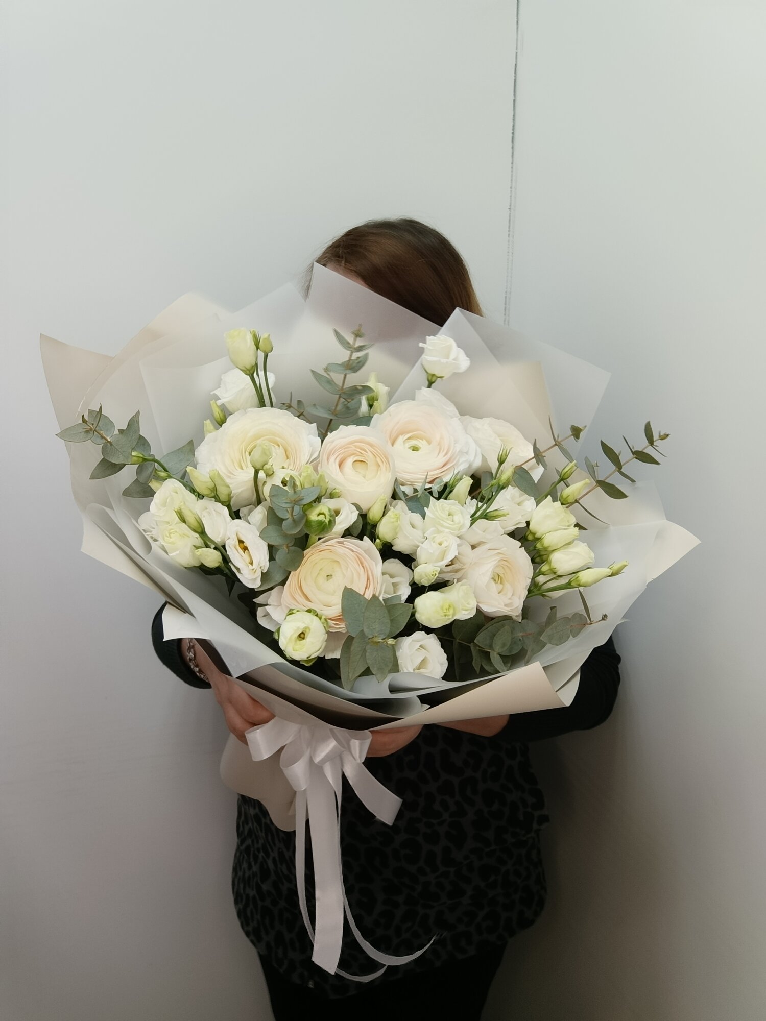 Букет, ранункулюс, эустома, с ветками эвкалипта, авторский, для праздника