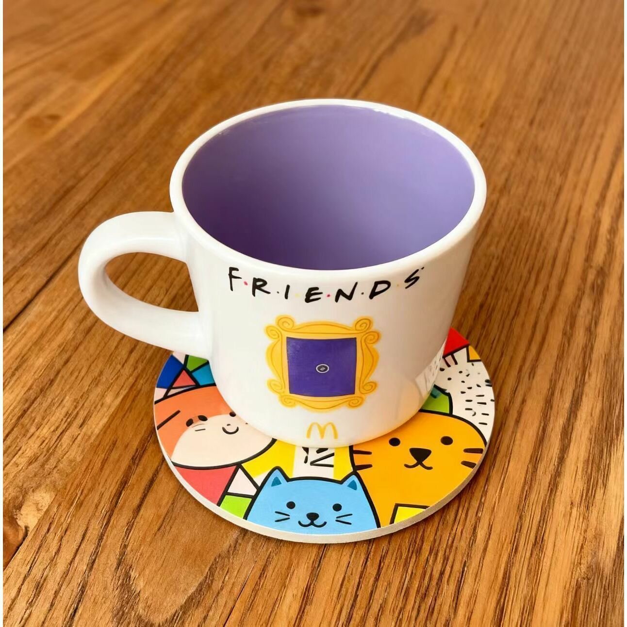 Керамическая кружка McDonald's, выполненная в стиле сериала «Друзья», подходит для питья воды, может служить коллекционным сувениром или подарком для друзей.