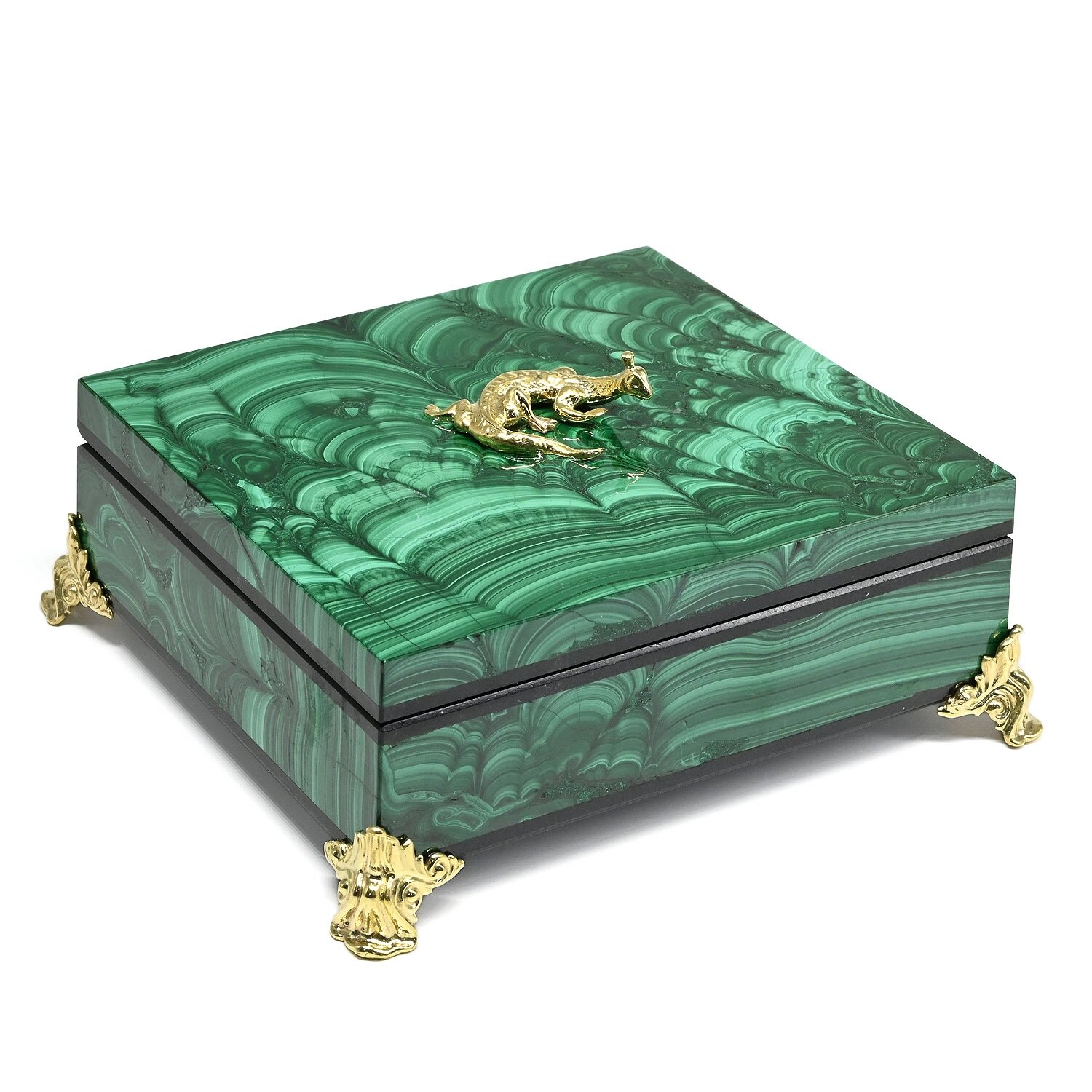 Шкатулка из малахита с яшеркой из бронзы 120*100*43мм. .