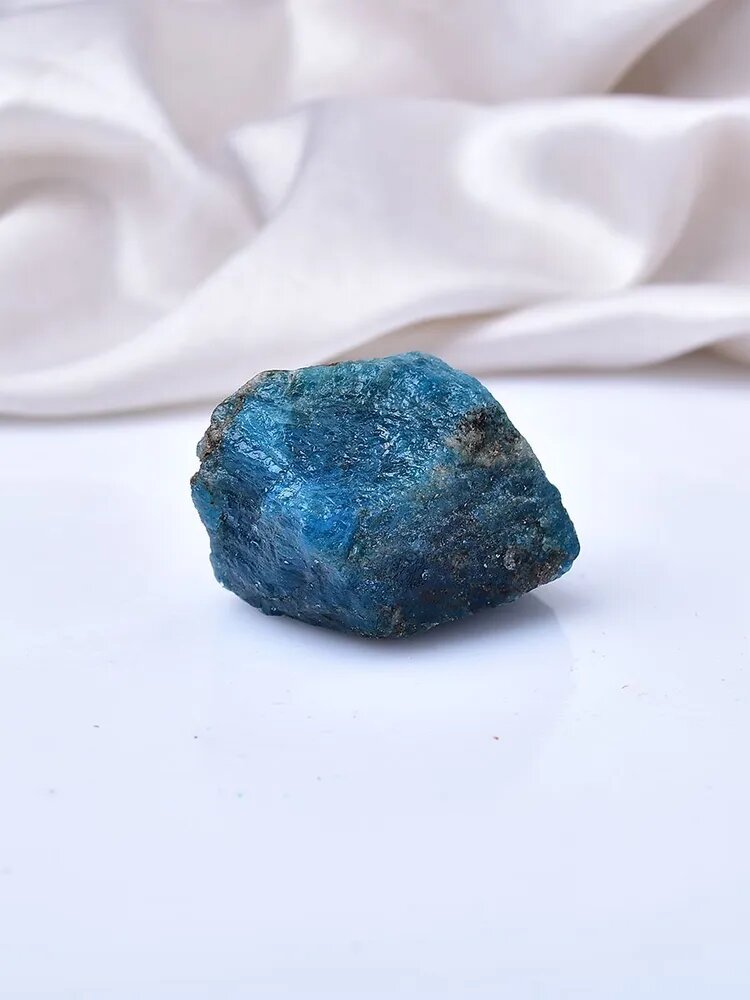 Натуральный камень "голубой апатит , необработанный (3-5см 1шт)