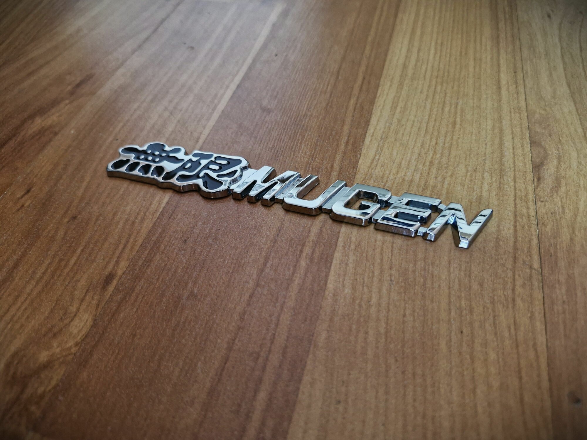 Эмблема хромированная с черным шильдик MUGEN на крышку багажника на Honda Хонда Цивик, Хонда Аккорд, Интегра