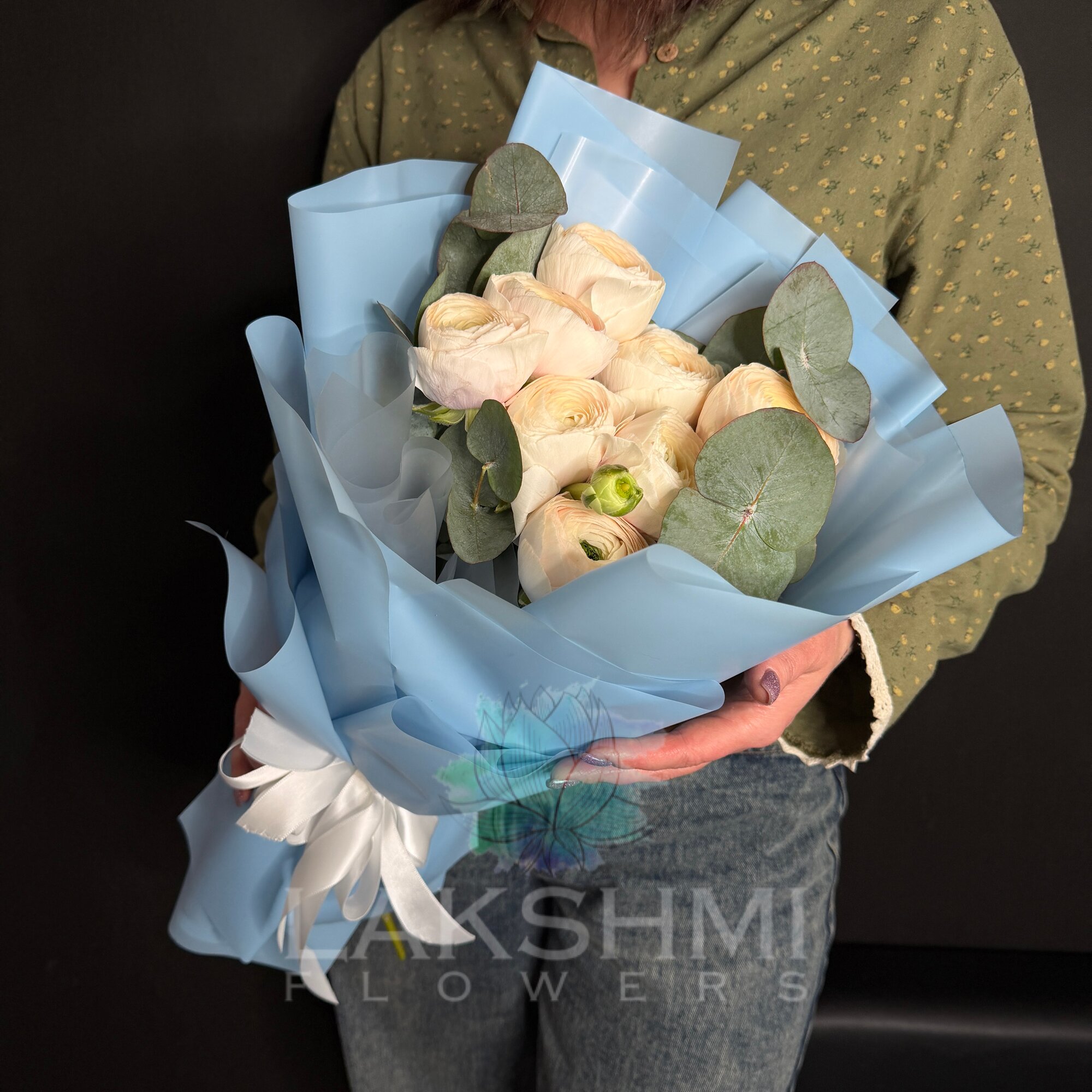 9 ранункулюсов / Букет из 9 кремовых ранункулюсов сорта «Ханой» с эвкалиптом