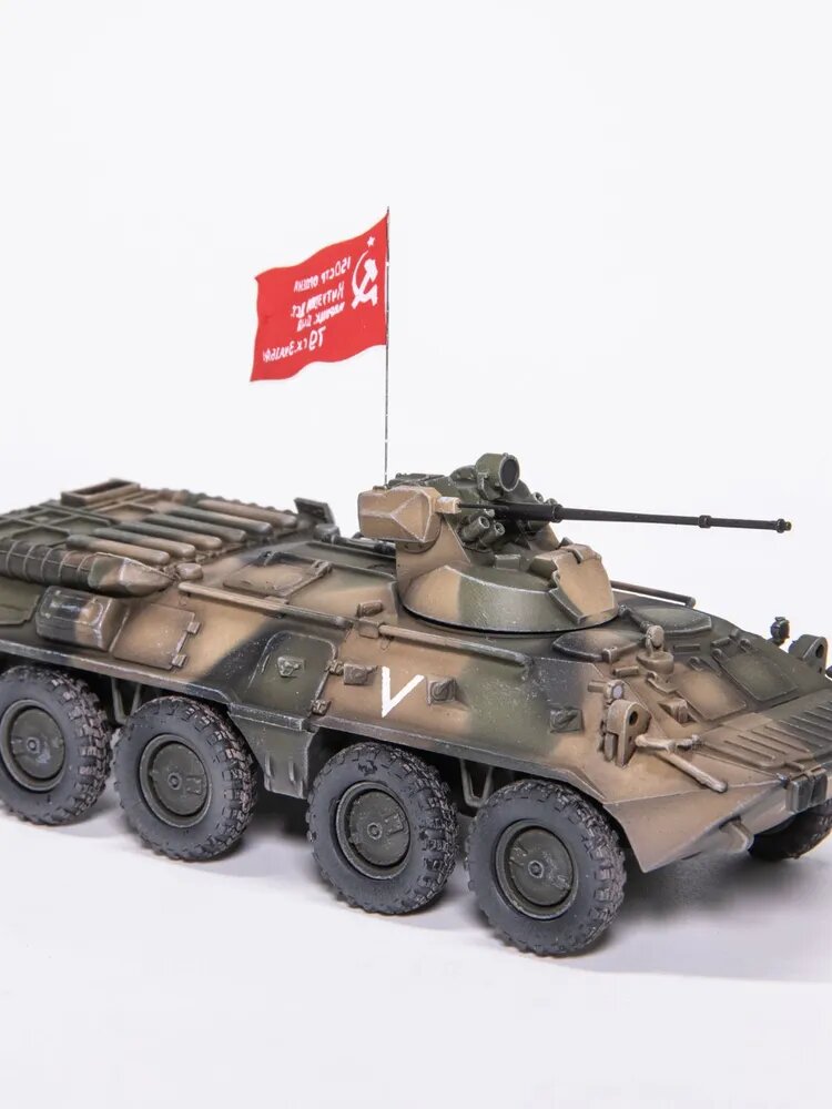 Модель бронетранспортера ARTISAN BTR80A 1/72, трехцветное покрытие, с красным флажком