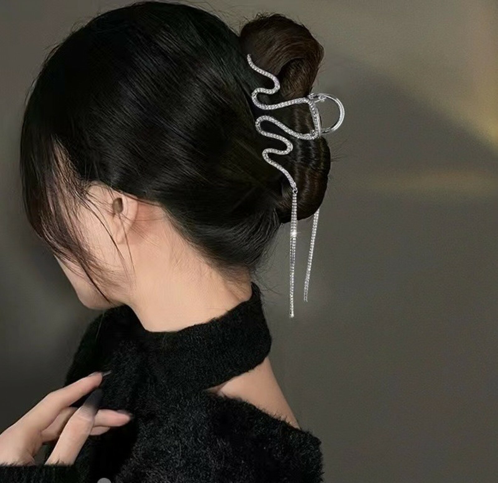 Заколка-краб MyPads N443124 серебристая с подвесками из страз, изогнутая хай-тек форма, надежный крепеж