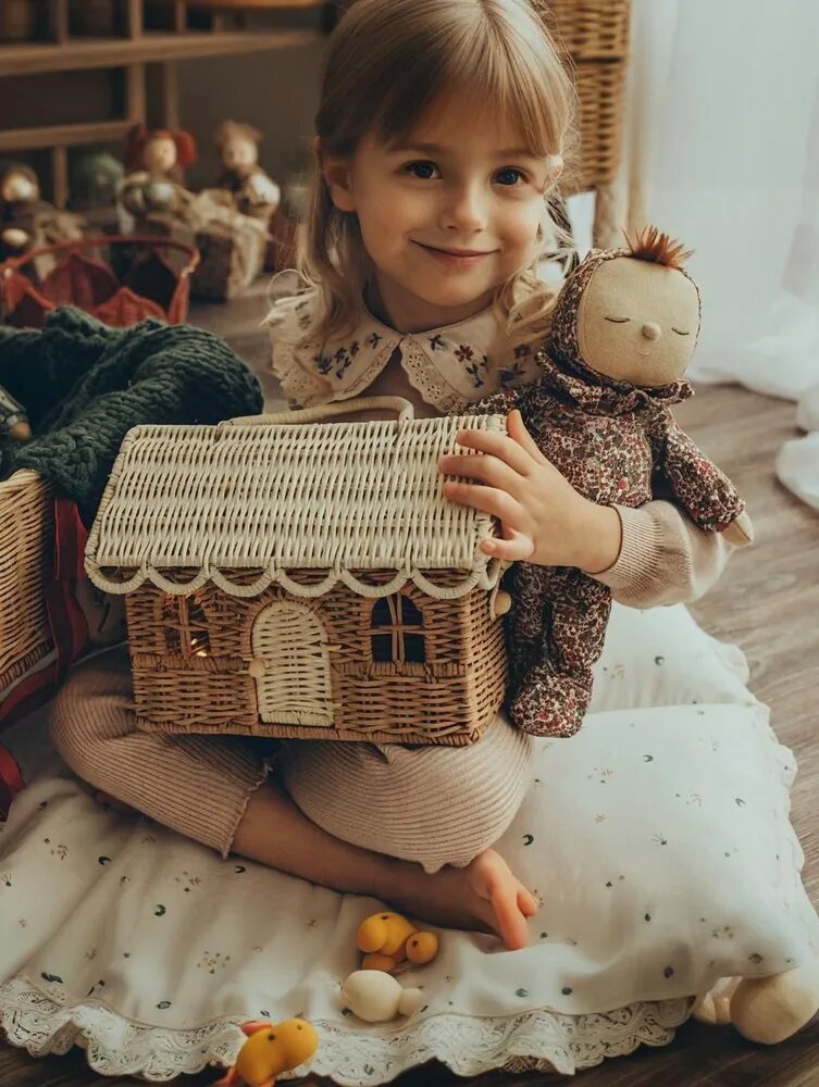 Корзина для игрушек, плетеная, длина 24.5 см, ширина 15 см, высота 18.5 см.