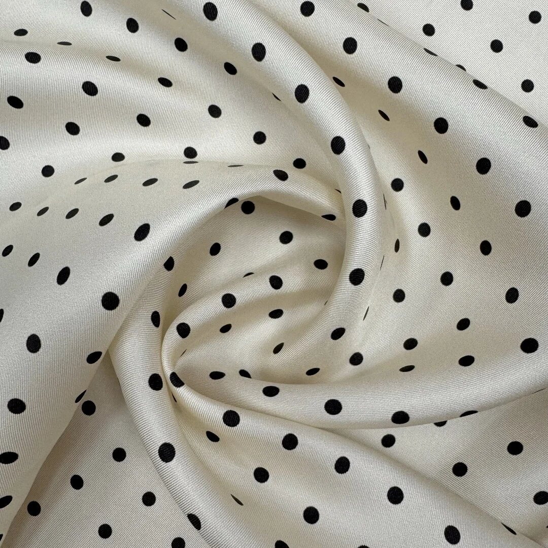 Шелковая ткань Twill Silk 19 momme кремово-бежевая с черными точками JX152