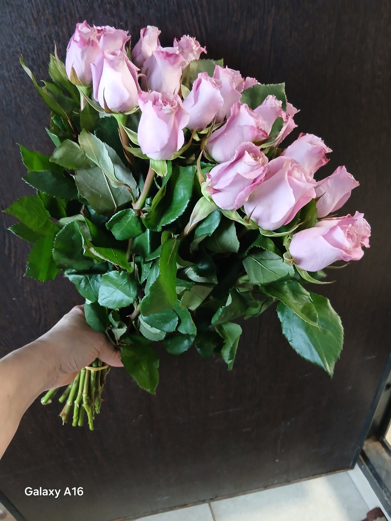 Букет из кенийской розы , сиреневой,15 шт, под ленту. Букетная s.