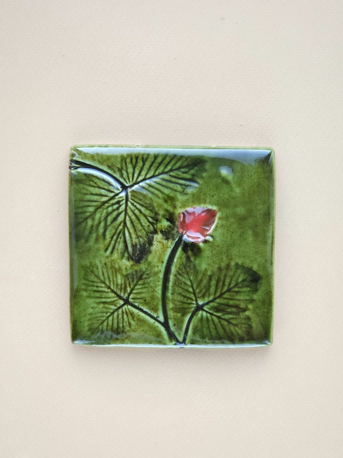 Земляника. Панно, изразец, настенный декор, плакетка, украшение настенное интерьерное. Ярославская майолика. Керамика ручной работы. Сделано в России.