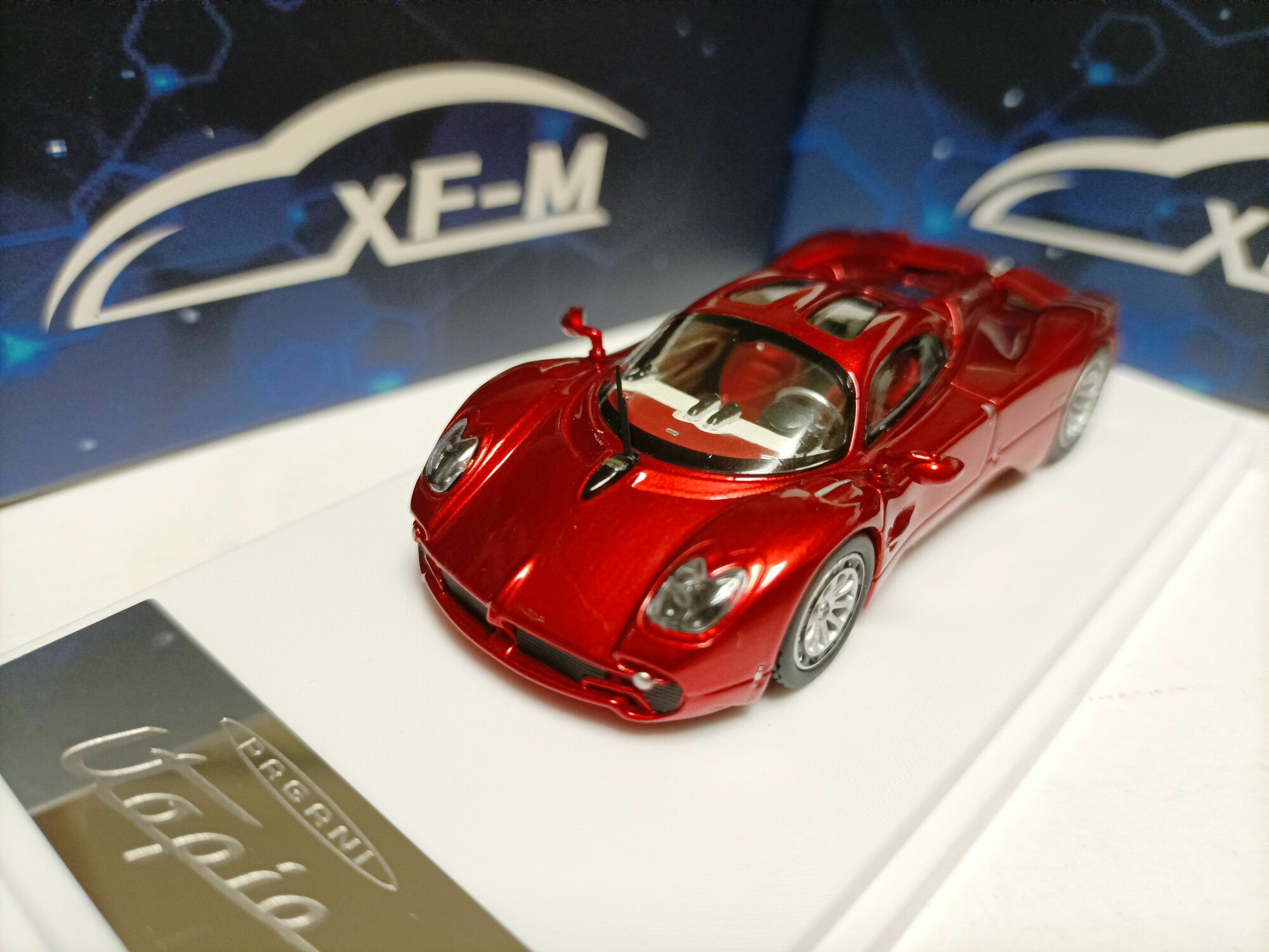 XF 1:64 Модель суперкара из сплава Pagani Utopia из углеродного волокна трехцветная