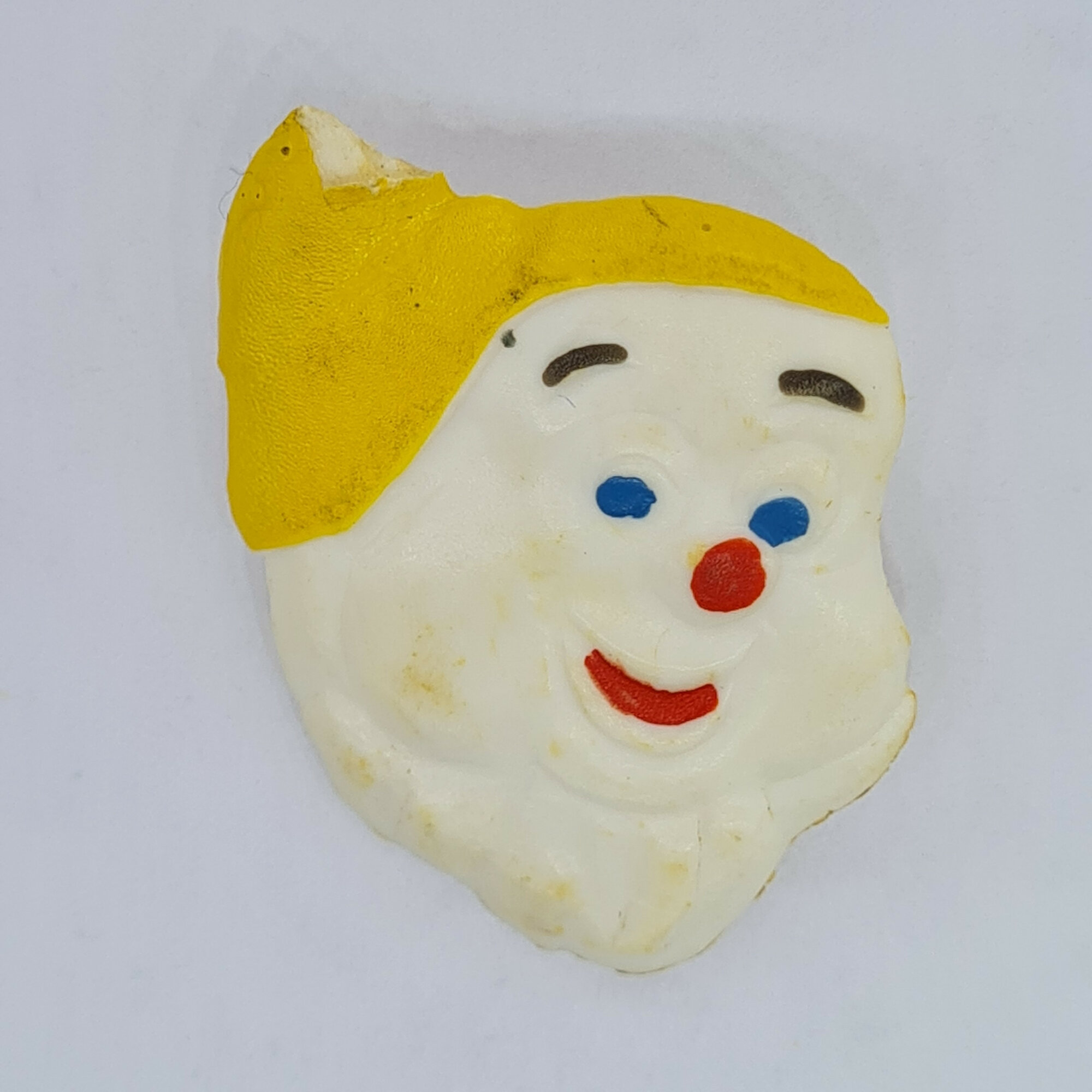 Значок СССР, лицо клоуна с желтой шапкой и красным носом, советский и винтажный