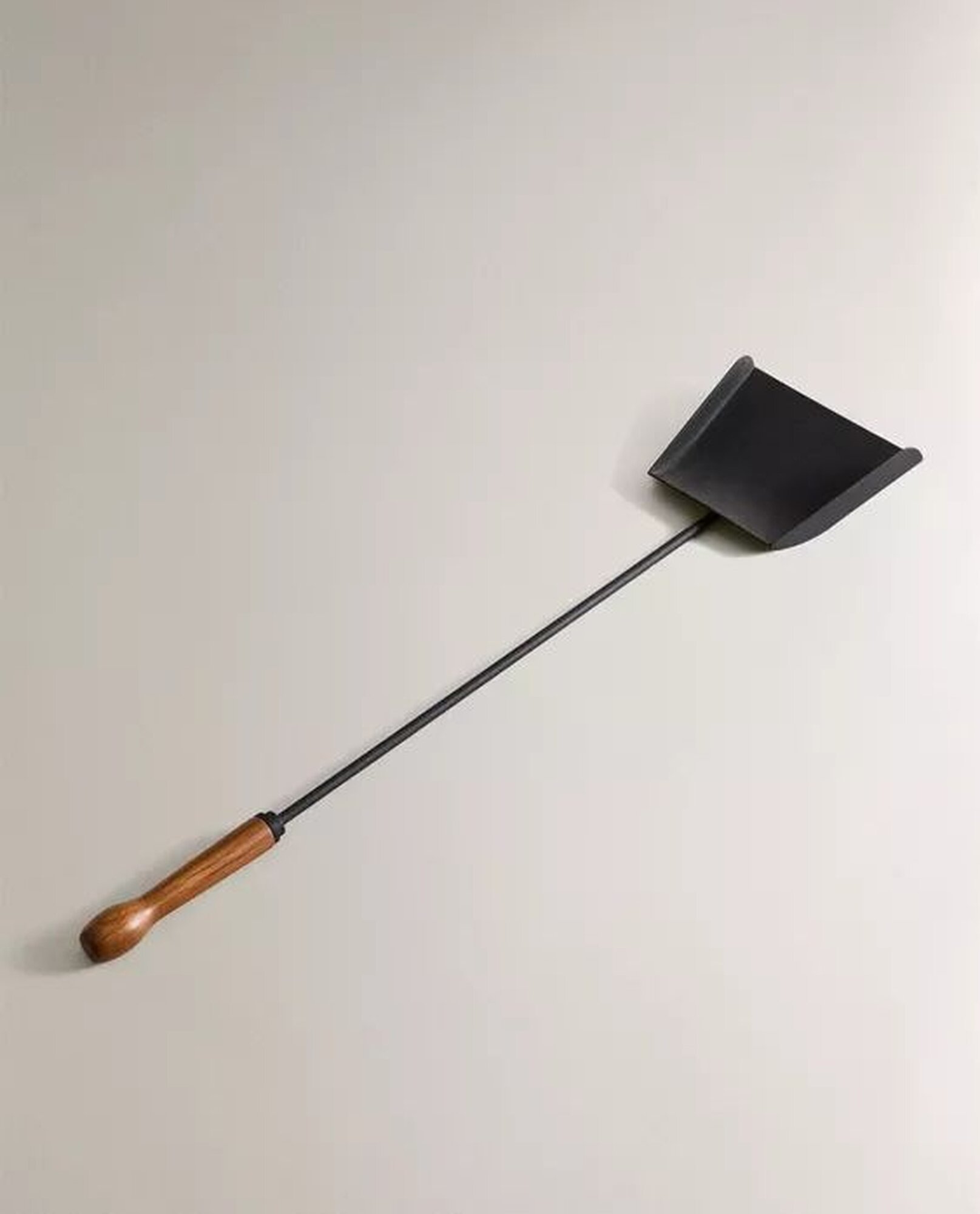 Каминный совок ZARA HOME 3303/043/800, железный, с деревянной ручкой, черный, 2,5x14x62 см