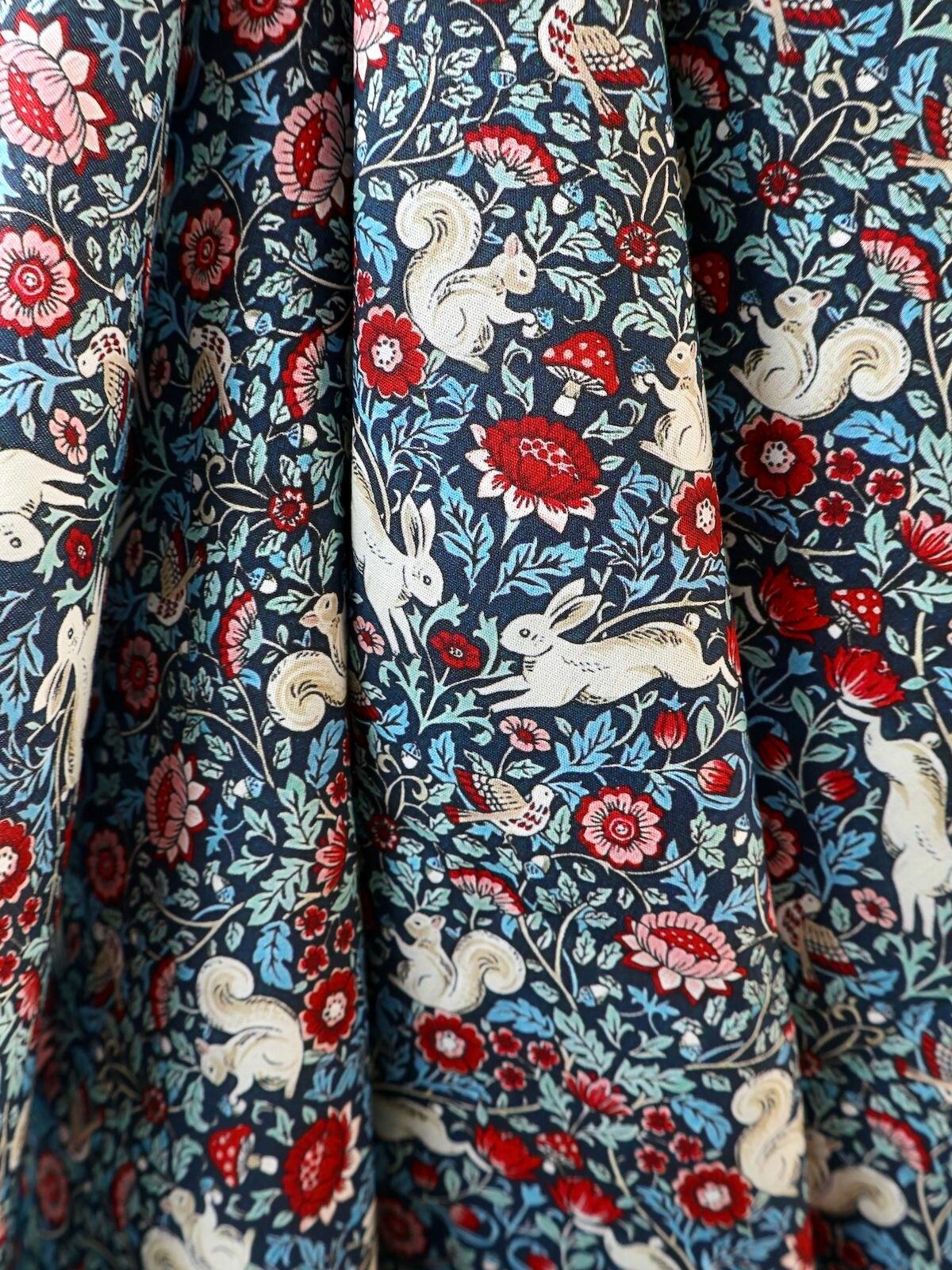 Ткань хлопковая поплин C.C.LOUISE Liberty London принт кролики и белки 145 см 40s для пошива одежды и текстиля