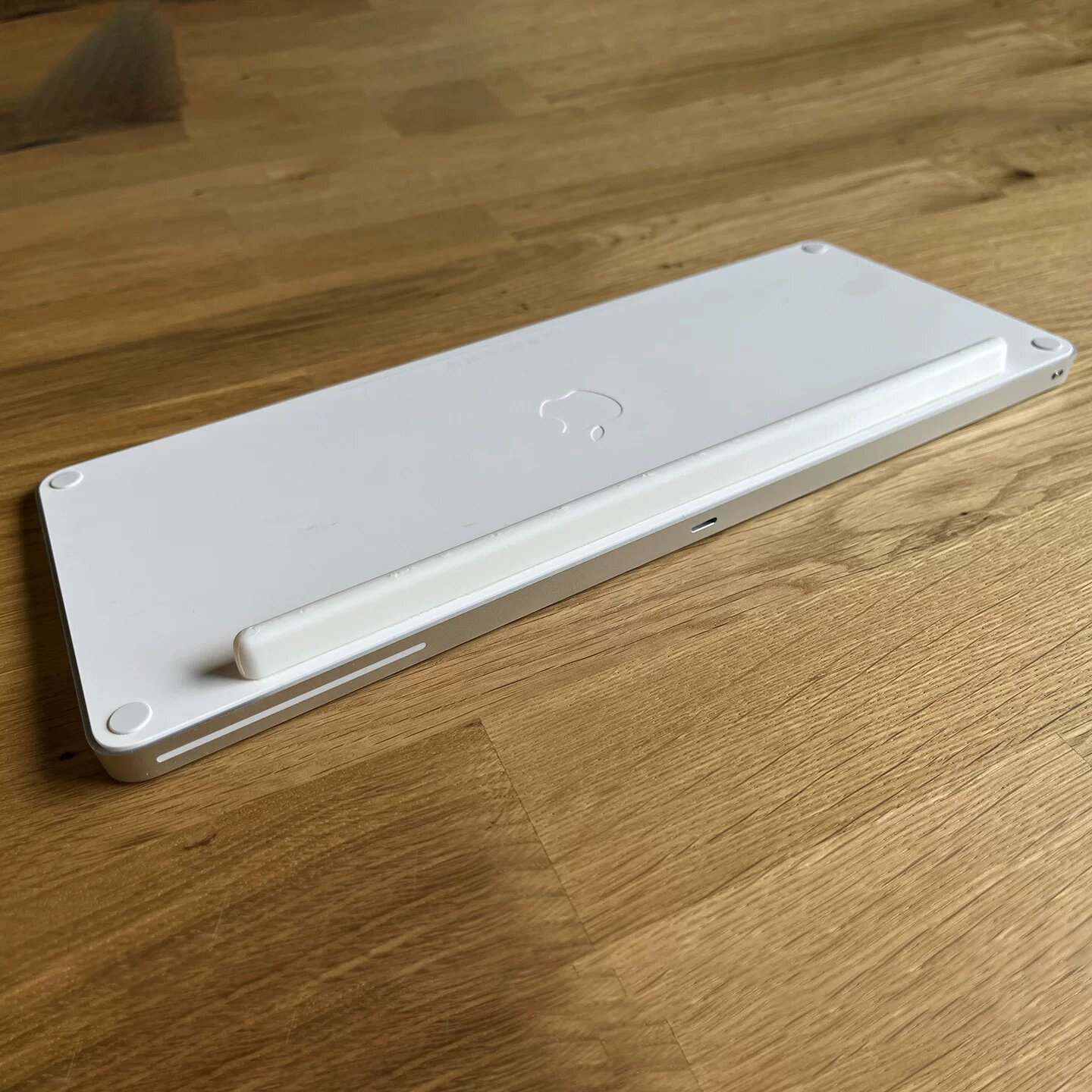 Силиконовая подставка для клавиатуры Apple Magic с нескользящим основанием, 22см x 0.8см x 0.9см Белый