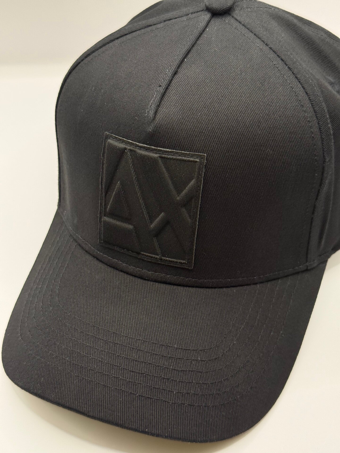Бейсболка  Armani Exchange, цвет чёрный для мужчин и женщин