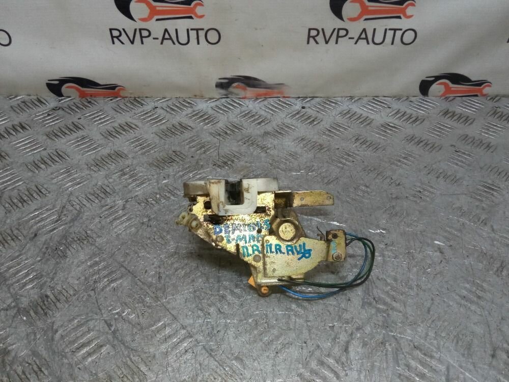 Замок двери передний правый Mazda Demio DW