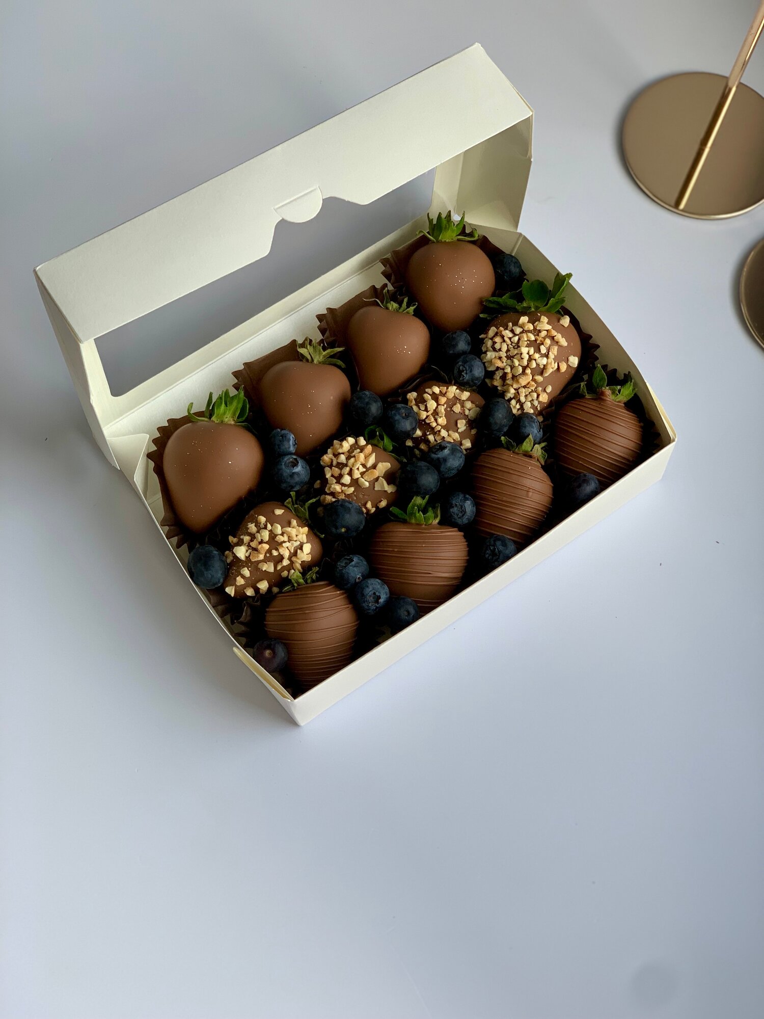 Клубника в шоколаде Подарочный набор , молочный шоколад, с голубикой, 12 шт