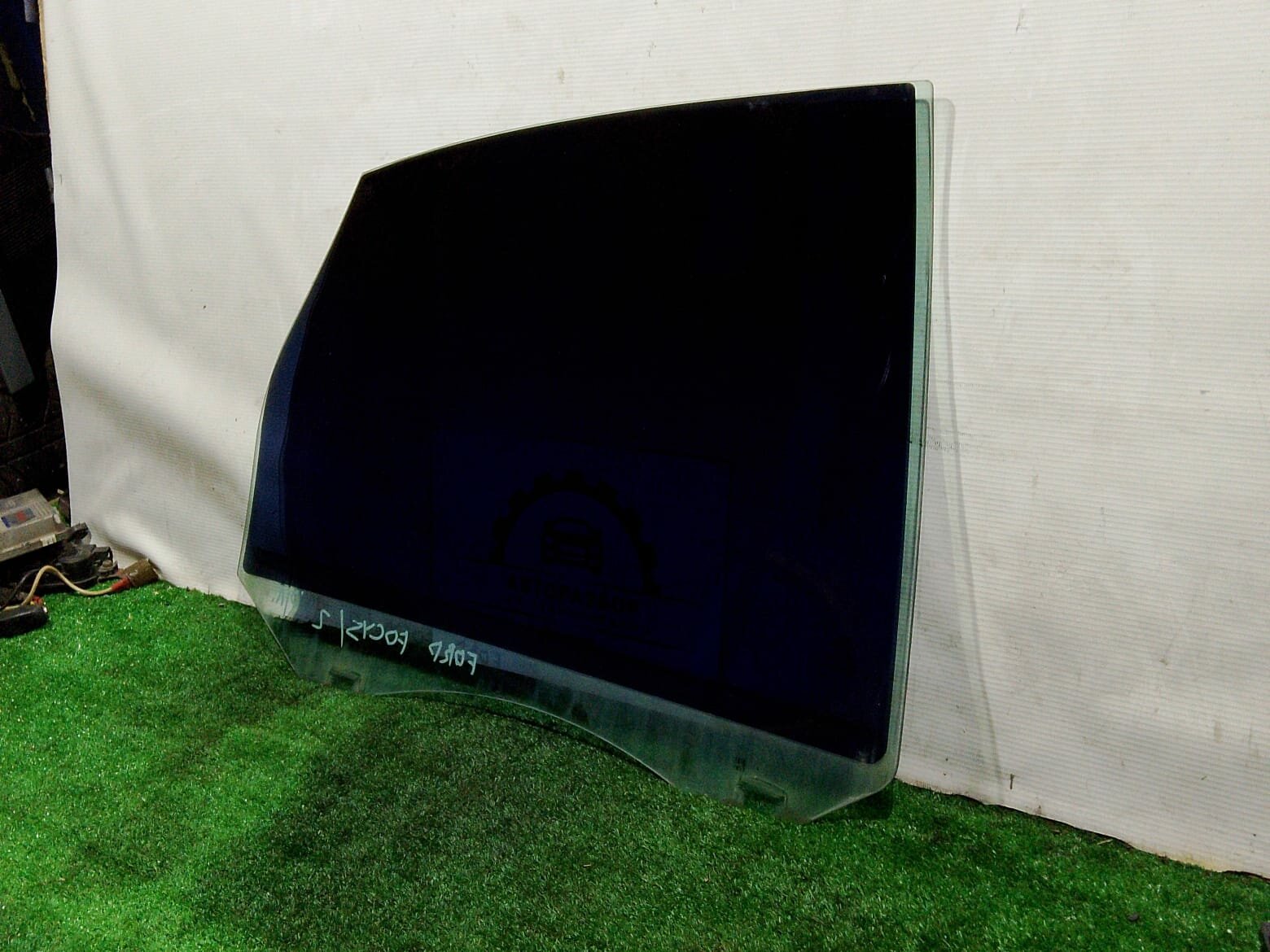 Стекло задней/левой двери Ford focus 2