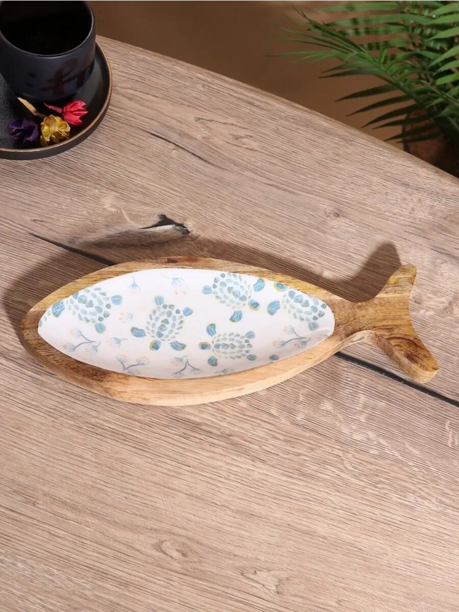 Декоративное блюдо в форме рыбы с узорами