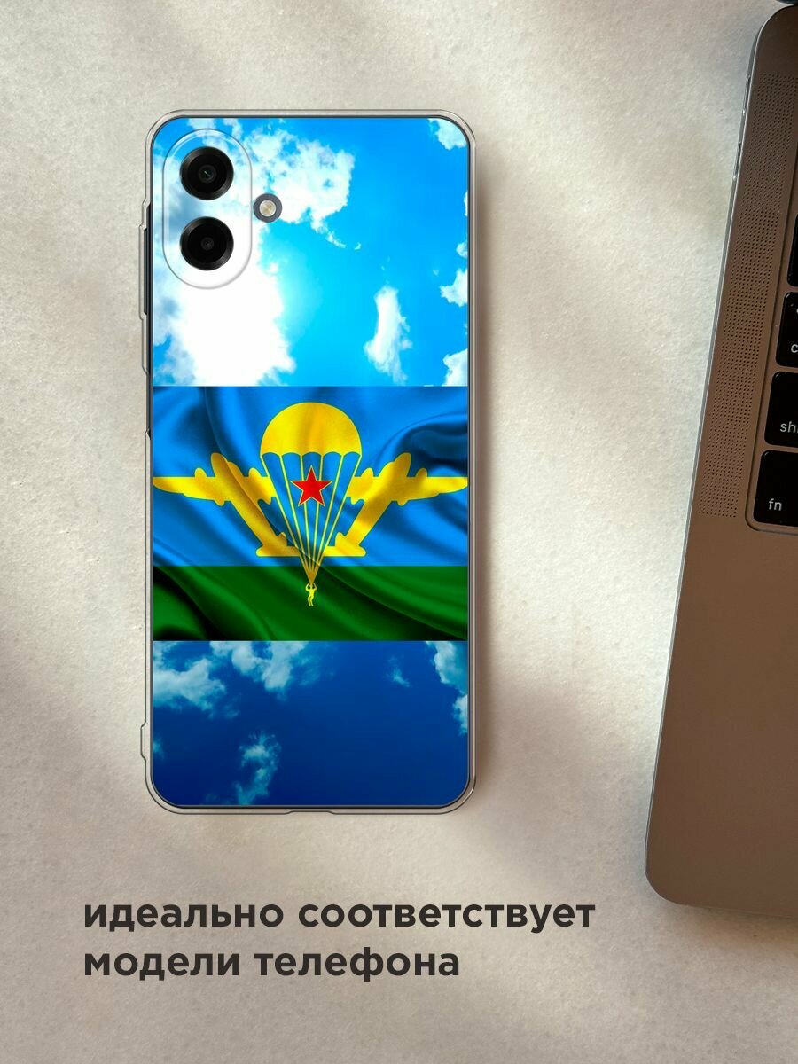 Чехол на Samsung Galaxy A07 / Самсунг А07 с принтом "ВДВ флаг в небесах" — фото 1